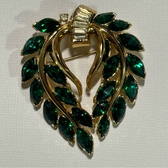 Trifari | Jewelry | Vintage Crown Trifari Gold Tone And Green Brooch ...
